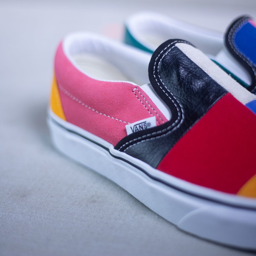Farebné tenisky značky Vans model Classic Slip-On so záplatovým ...