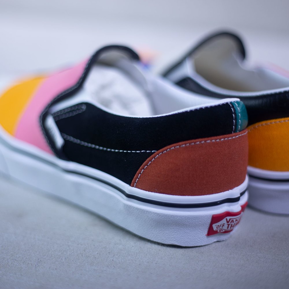 Farebné tenisky značky Vans model Classic Slip-On so záplatovým ...